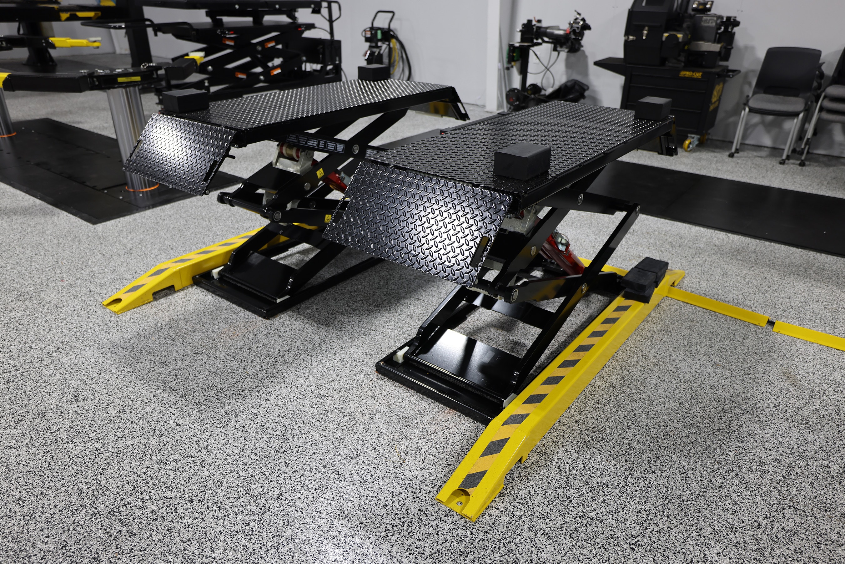 7.7K Scissor Lift | Challenger Lifts