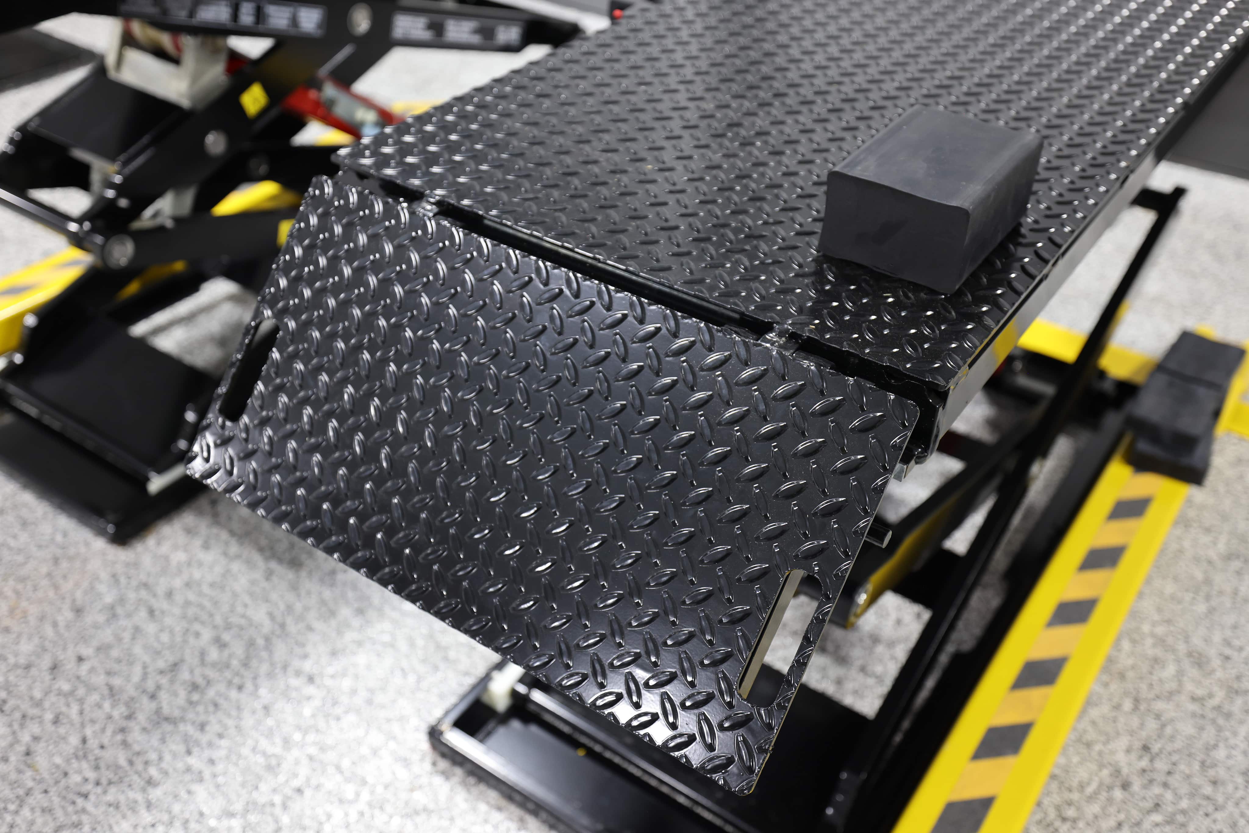 7.7K Scissor Lift | Challenger Lifts