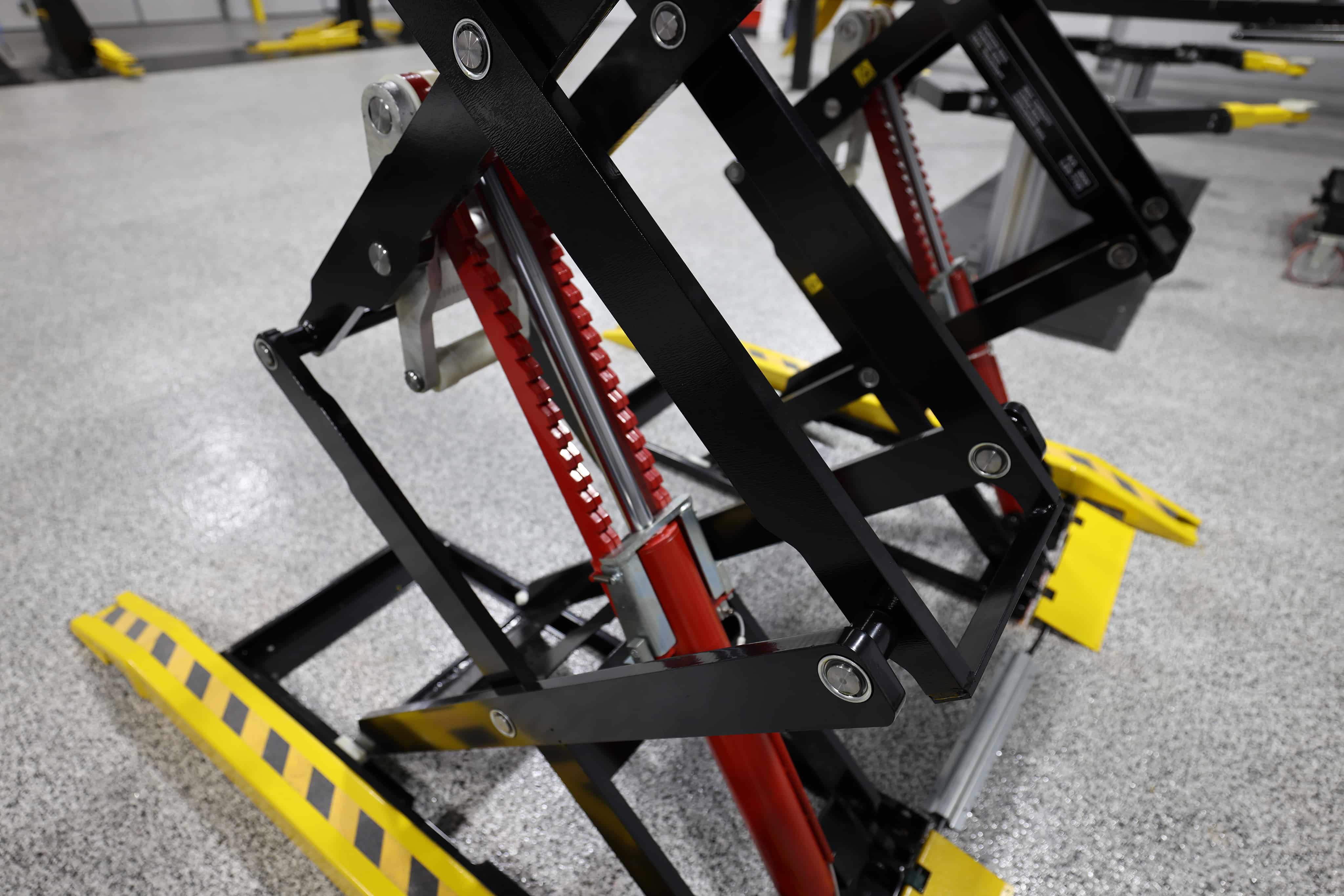 7.7K Scissor Lift | Challenger Lifts